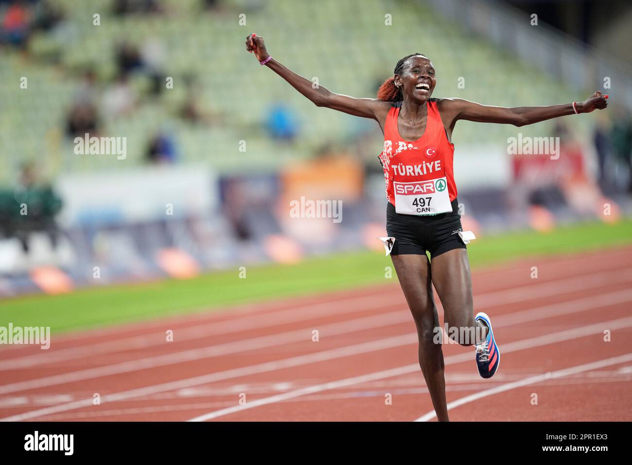 Yasemin Can winning the 10,000 meters at the 2022 European Athletics ...