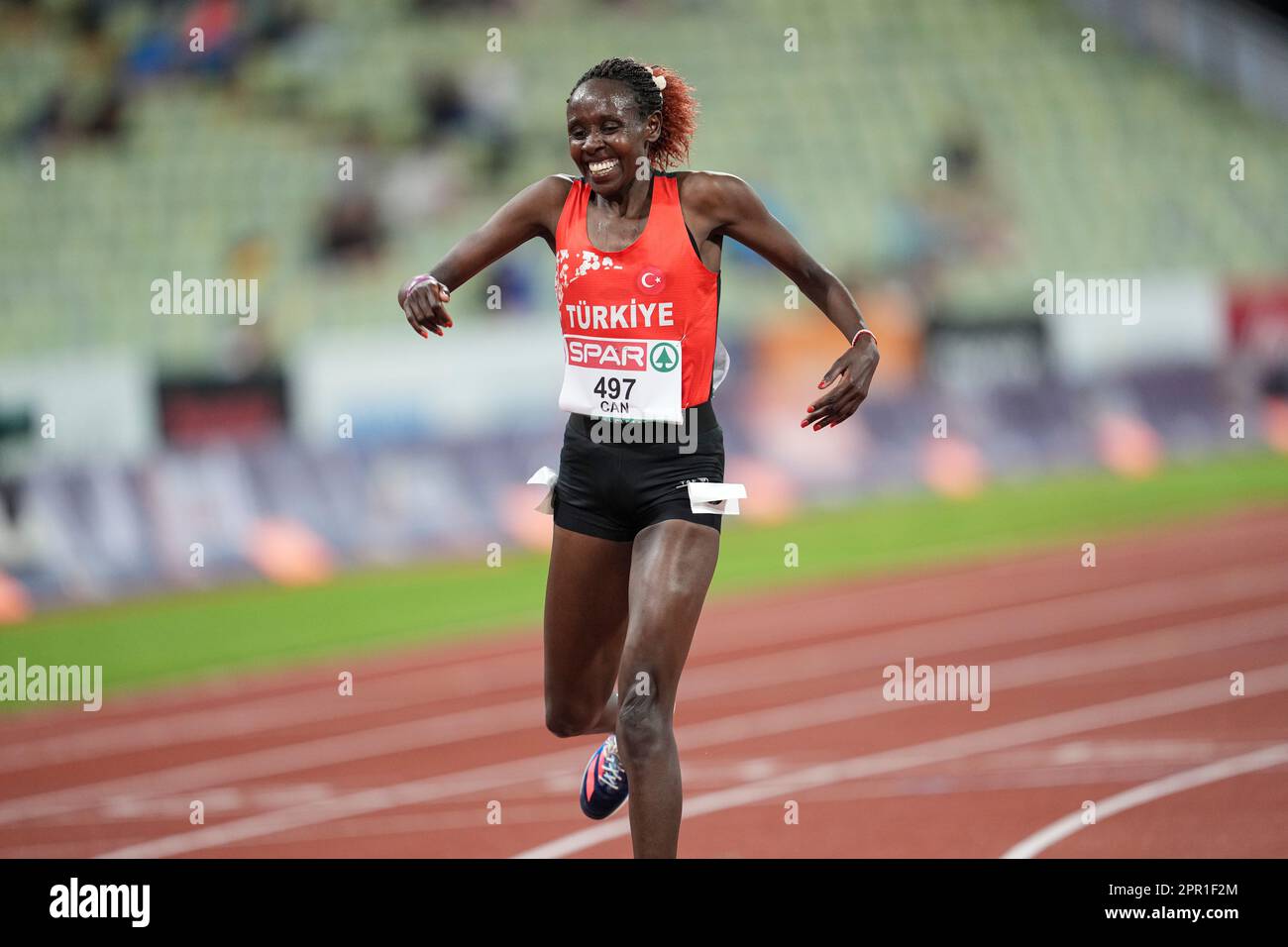 Yasemin Can winning the 10,000 meters at the 2022 European Athletics ...
