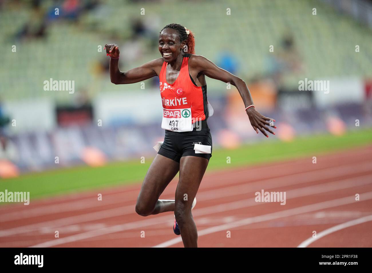 Yasemin Can winning the 10,000 meters at the 2022 European Athletics ...