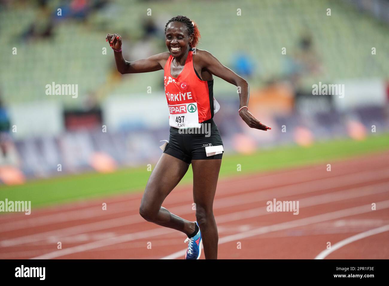 Yasemin Can winning the 10,000 meters at the 2022 European Athletics ...