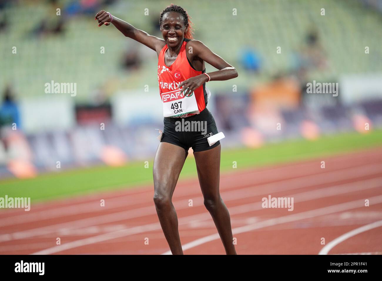 Yasemin Can winning the 10,000 meters at the 2022 European Athletics ...