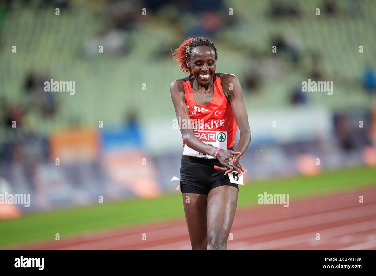 Yasemin Can winning the 10,000 meters at the 2022 European Athletics ...