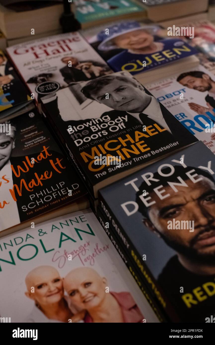 Books for sale on a table display Stock Photo - Alamy