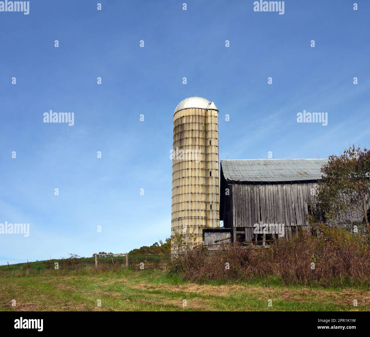 Tall barn tin roof hi-res stock photography and images - Alamy
