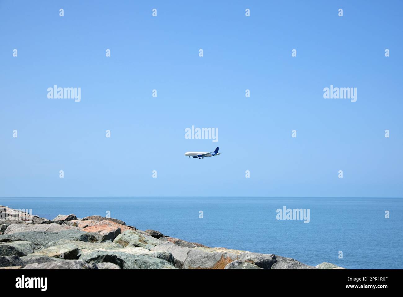 Airplane flying over sea air vehicle hi-res stock photography and ...