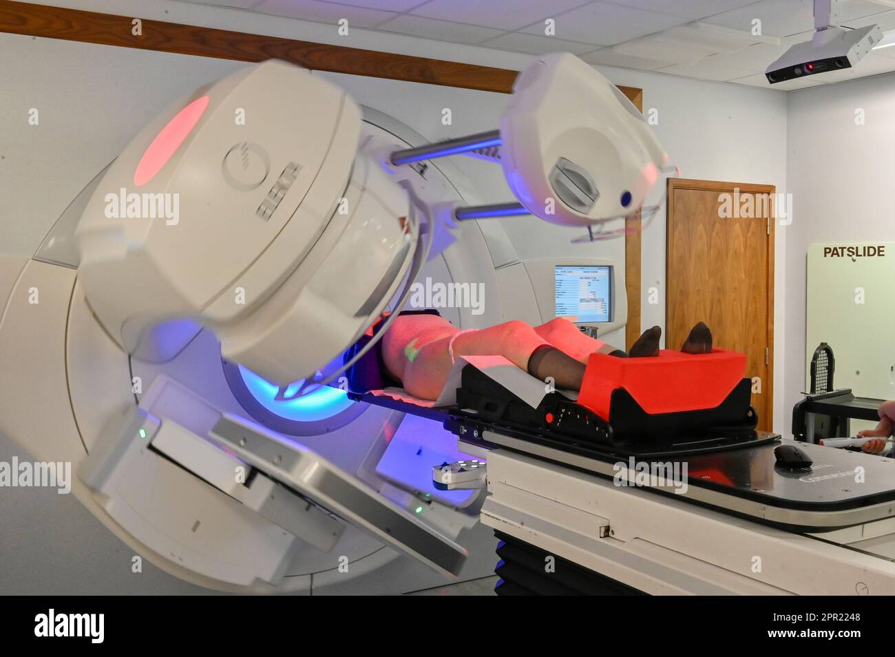 Patient undergoing radiotherapy Stock Photo - Alamy