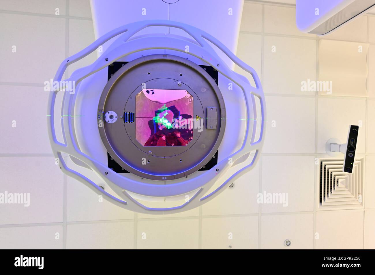 External beam radiotherapy machine Stock Photo - Alamy