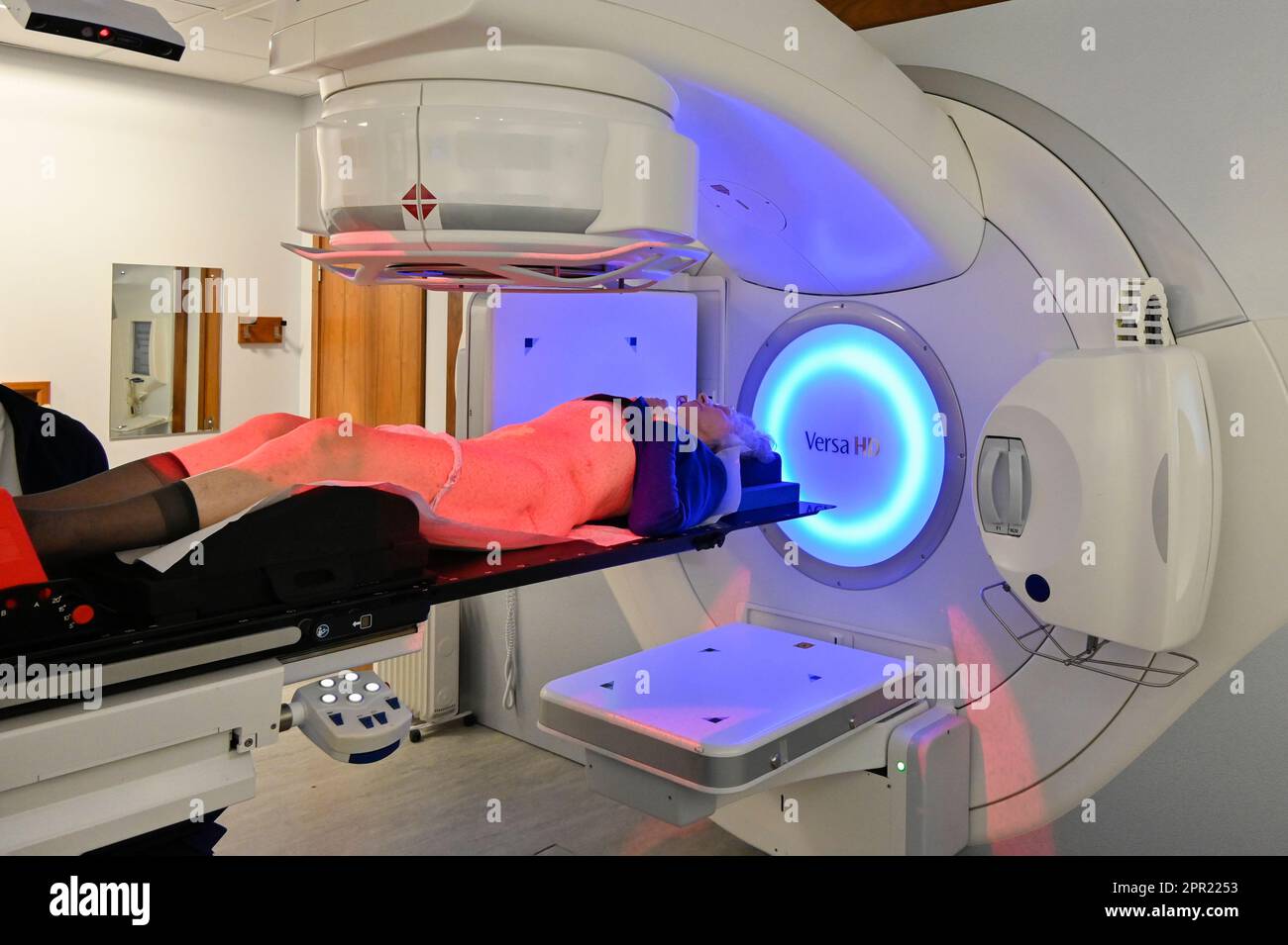 Patient undergoing radiotherapy Stock Photo - Alamy