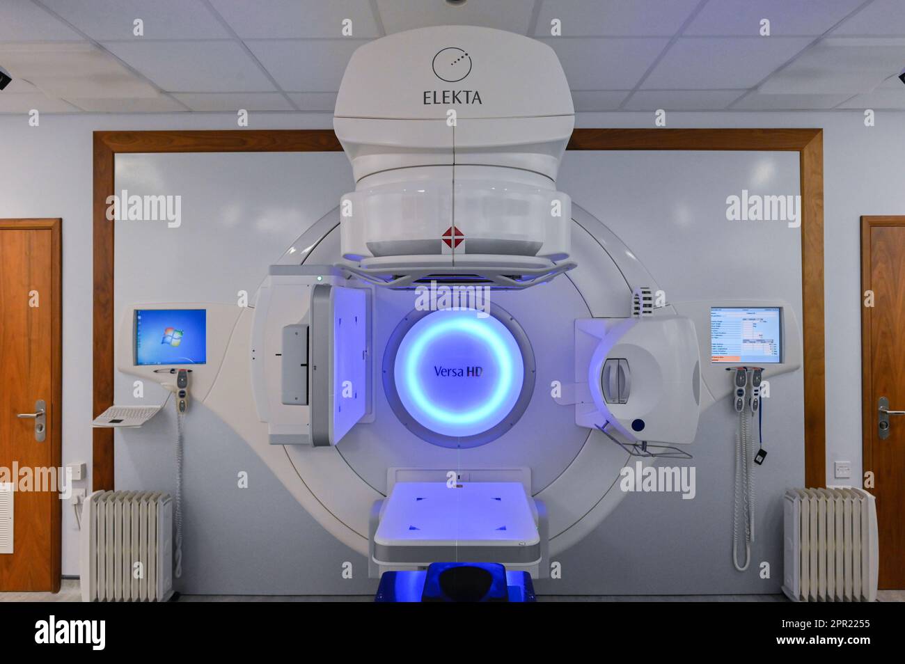 External beam radiotherapy machine Stock Photo - Alamy
