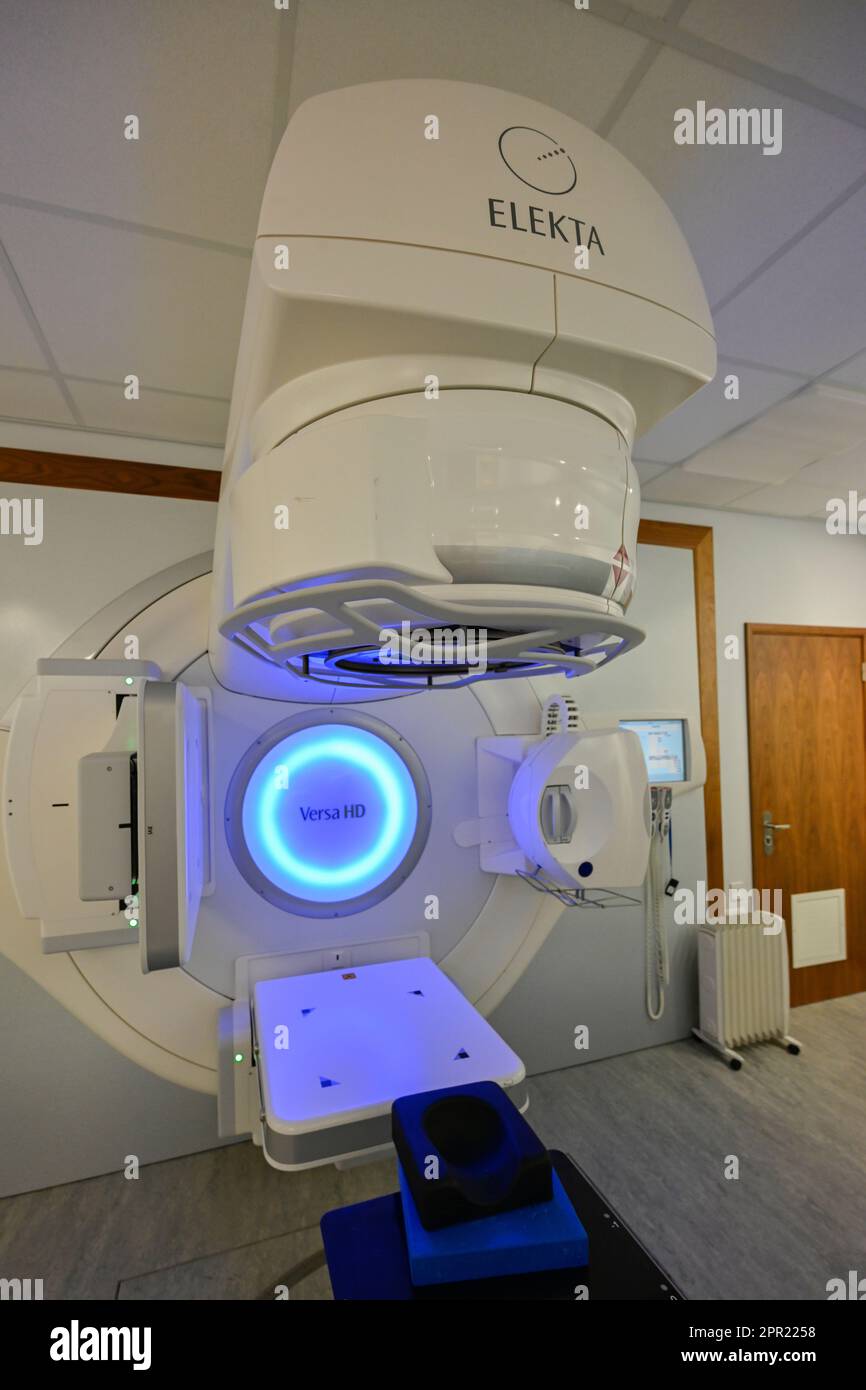 External beam radiotherapy machine Stock Photo - Alamy