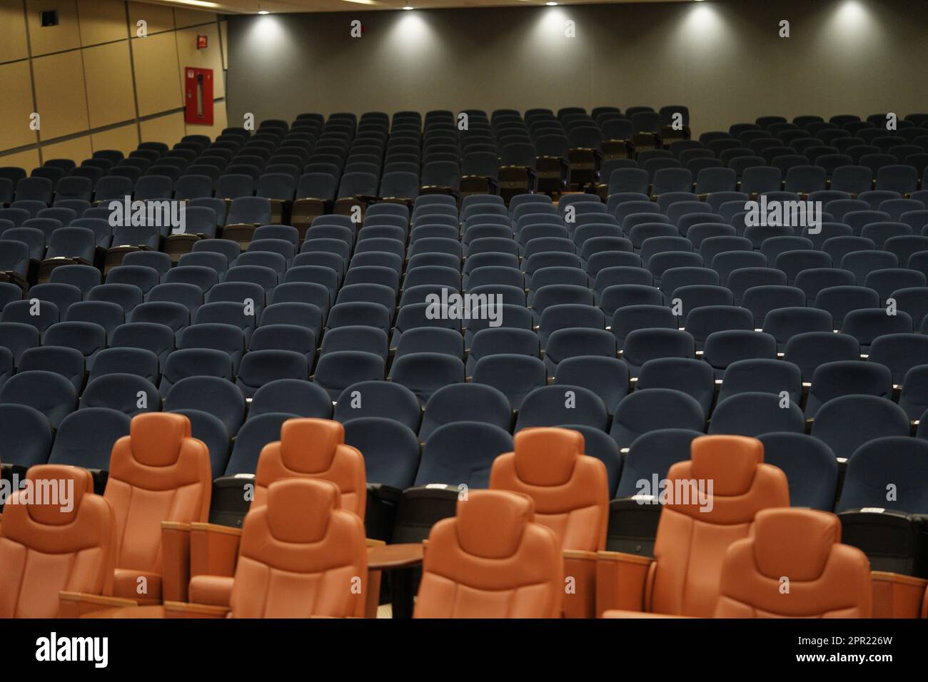 Auditorium lecture theatre seating hi-res stock photography and images ...