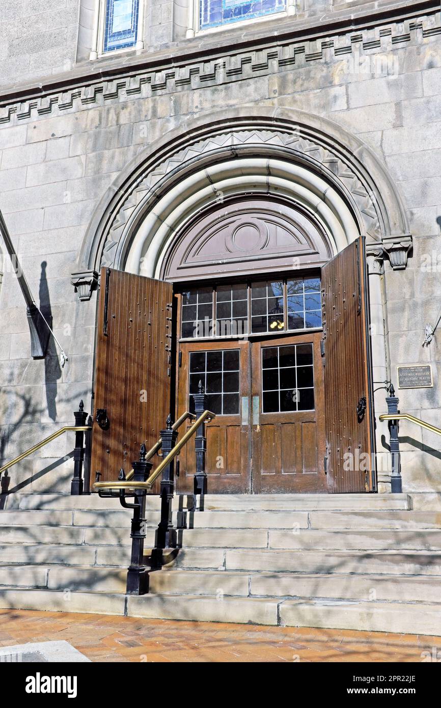 Doors open entrance hi-res stock photography and images - Alamy