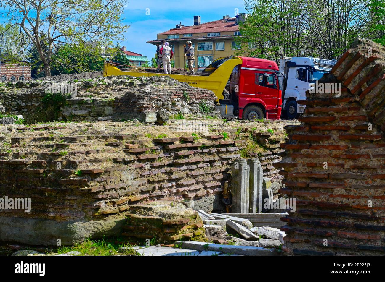 (230426) -- ISTANBUL, April 26, 2023 (Xinhua) -- Workers work at an ...