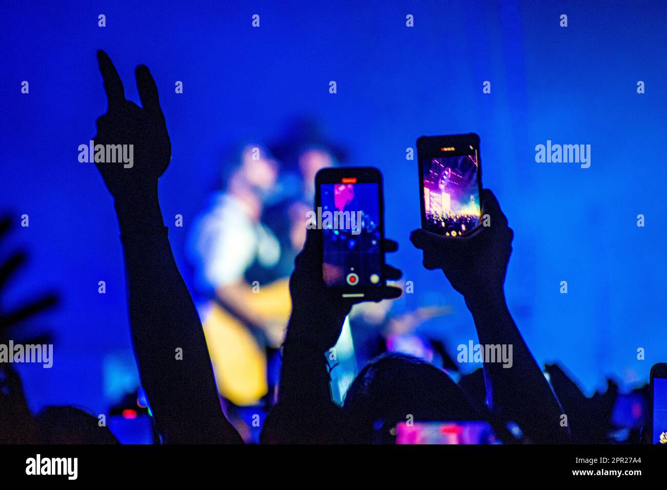 Concert audience phones hi-res stock photography and images - Alamy