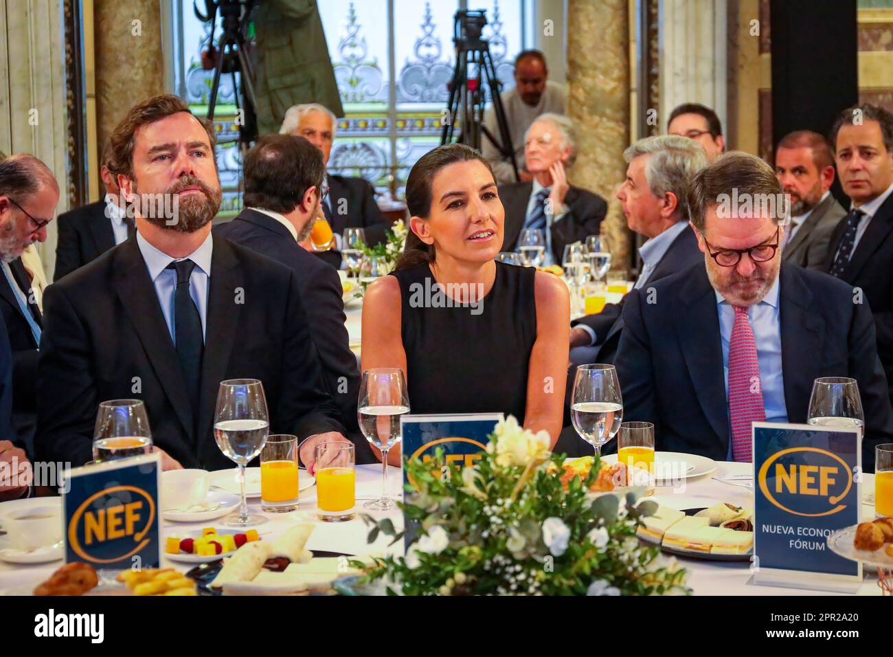 Digital newspaper el debate hi-res stock photography and images - Alamy