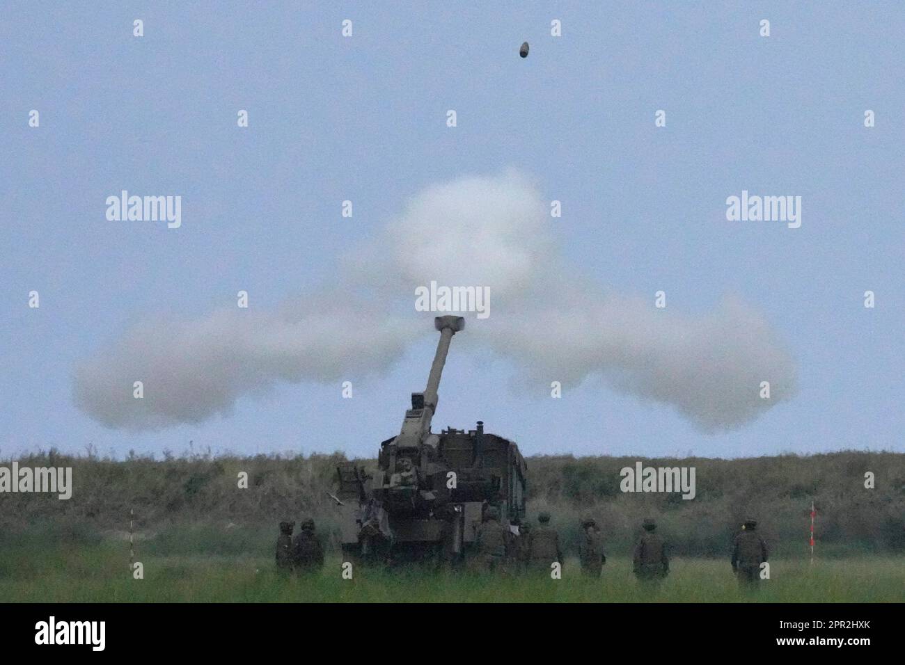 Philippine troops launch an Autonomous Truck Mounted howitzer System or ...