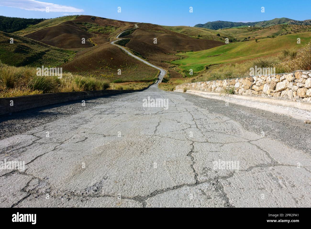Scenic red dirt road hi-res stock photography and images - Alamy