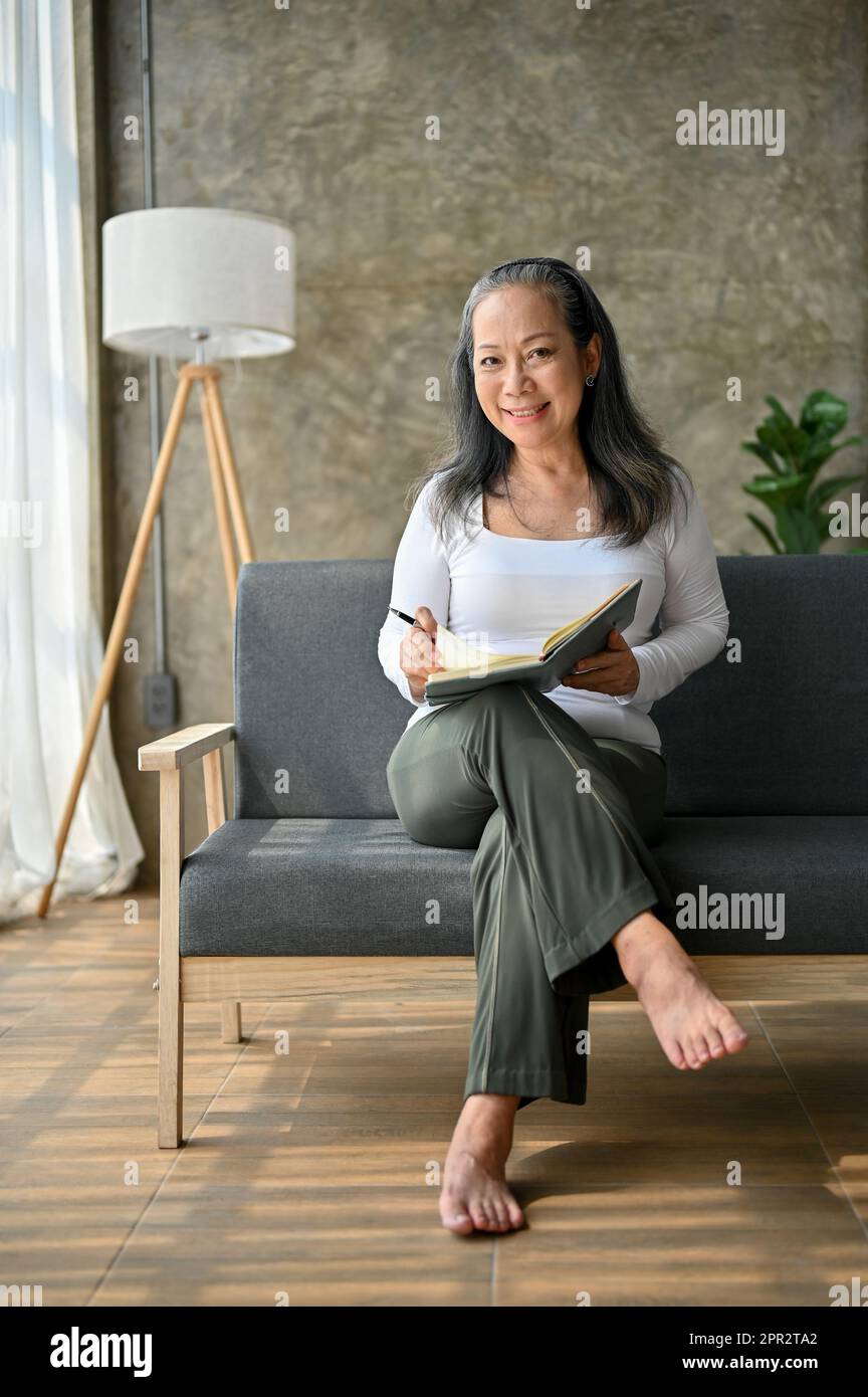Attractive older woman reading book hi-res stock photography and images ...