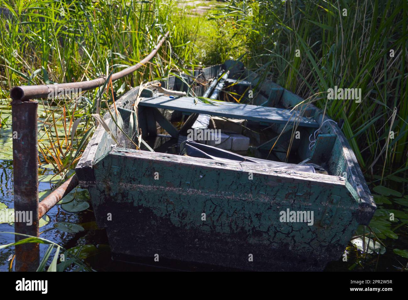 Broken old rowing boat coast hi-res stock photography and images - Alamy