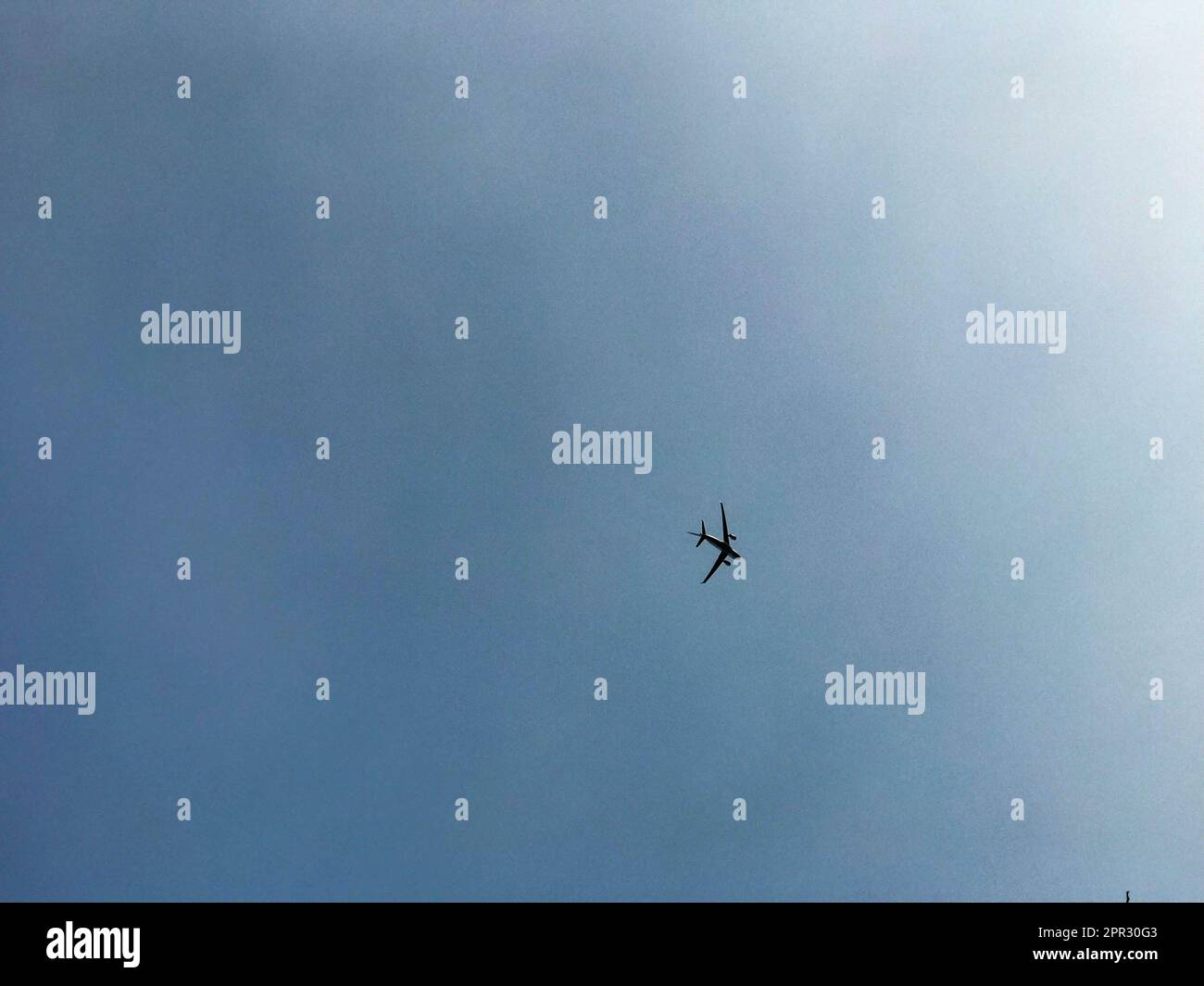 Passenger plane flies hi-res stock photography and images - Alamy