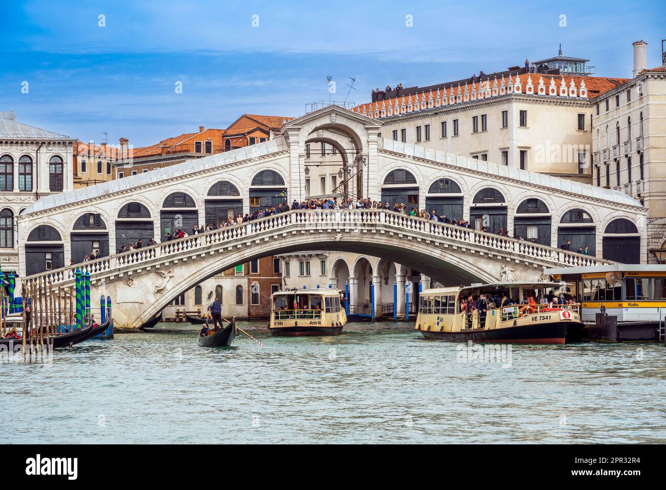 Grand Canal and Rialto Bridge (Ponte di Rialto), Venice, Veneto, Italy ...