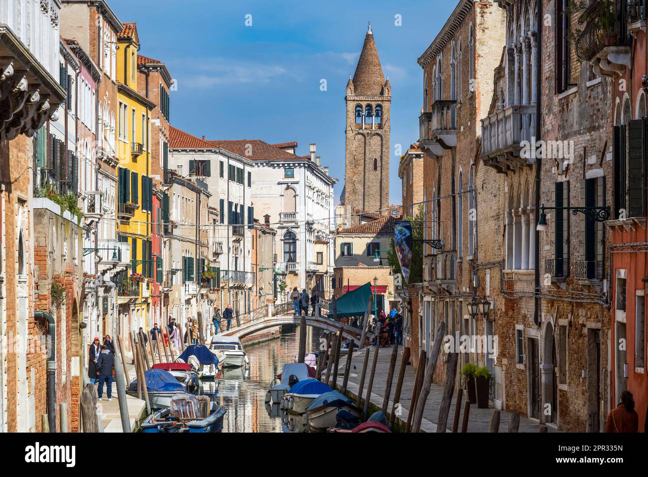 Rio di San Barnaba canal, Dorsoduro, Venice, Veneto, Italy Stock Photo ...