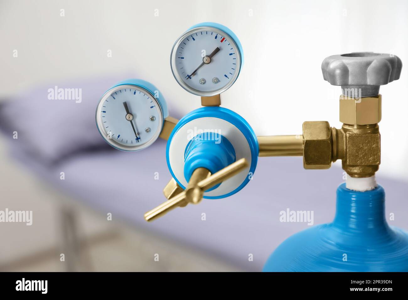 Medical oxygen tank hi-res stock photography and images - Alamy
