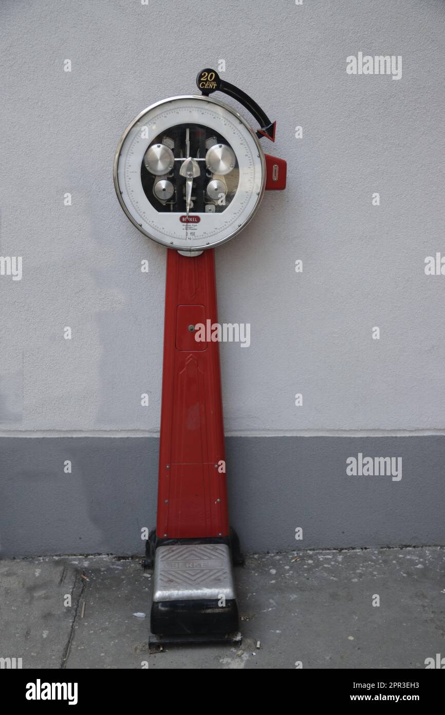 Old fashioned weighing machine Stock Photo - Alamy