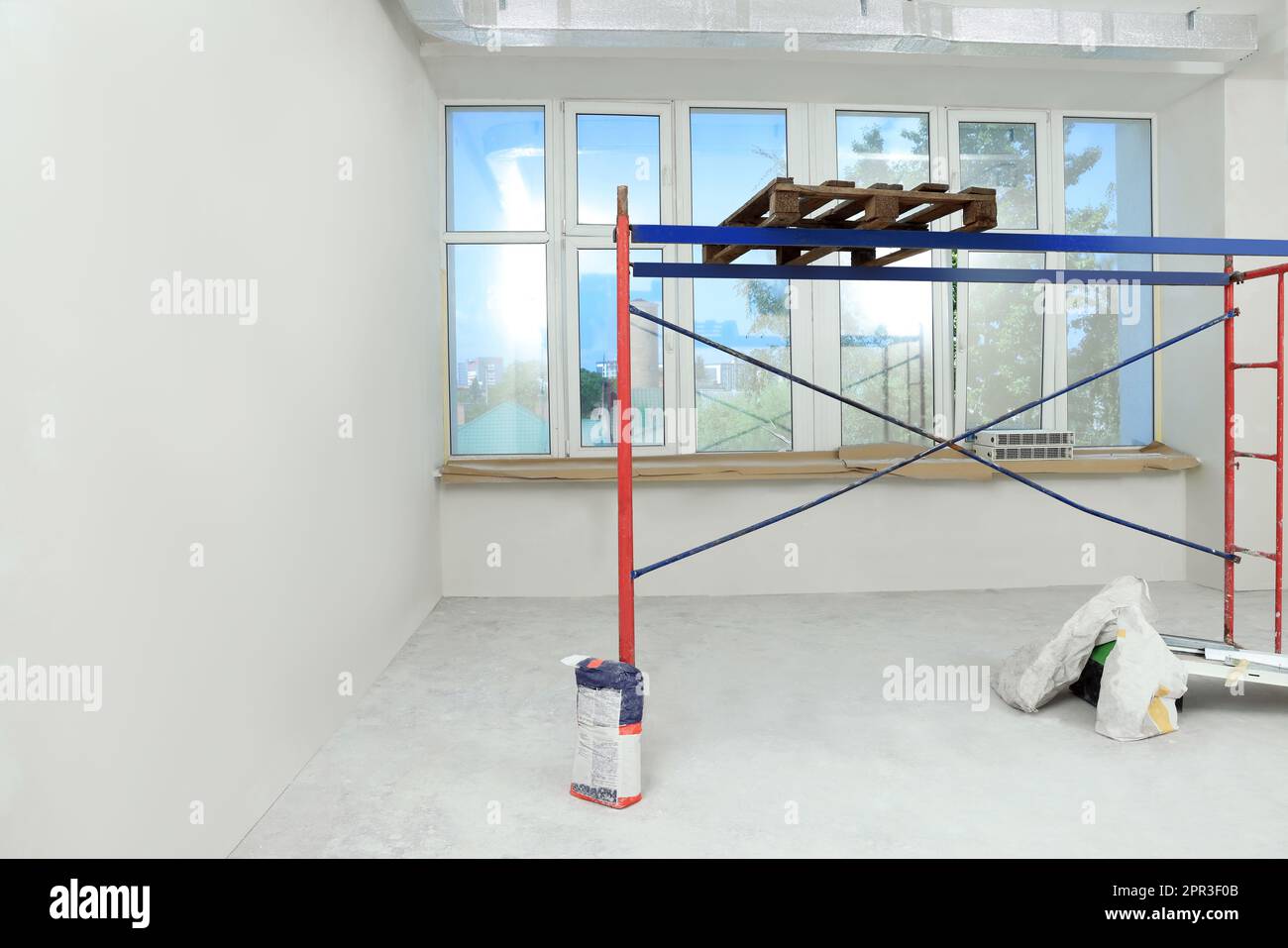 Scaffold in empty room prepared for renovation Stock Photo - Alamy