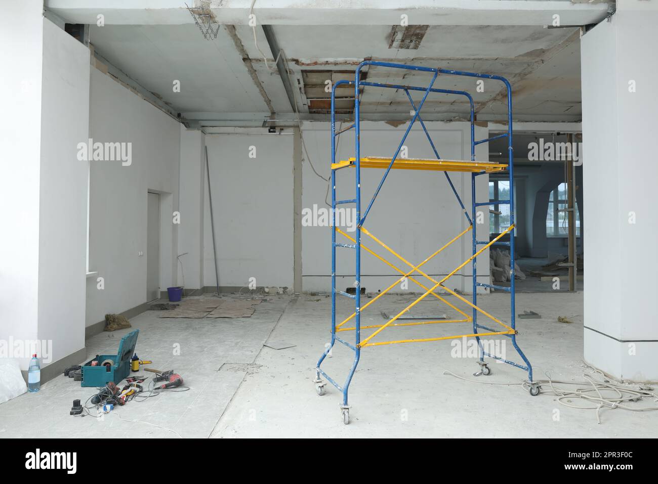 Scaffolds in messy room prepared for renovation Stock Photo - Alamy