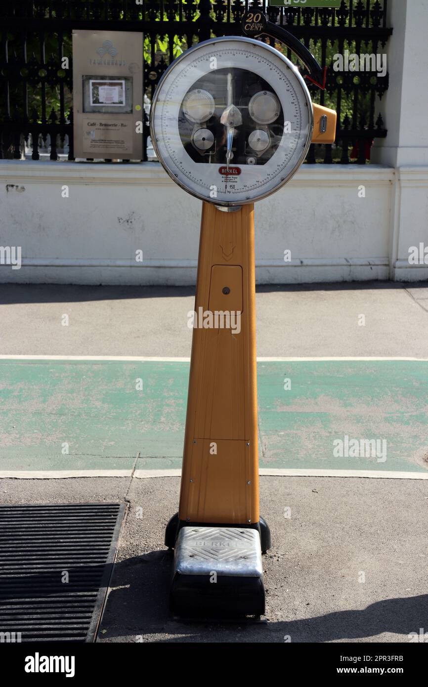 Old fashioned weighing machine Stock Photo - Alamy