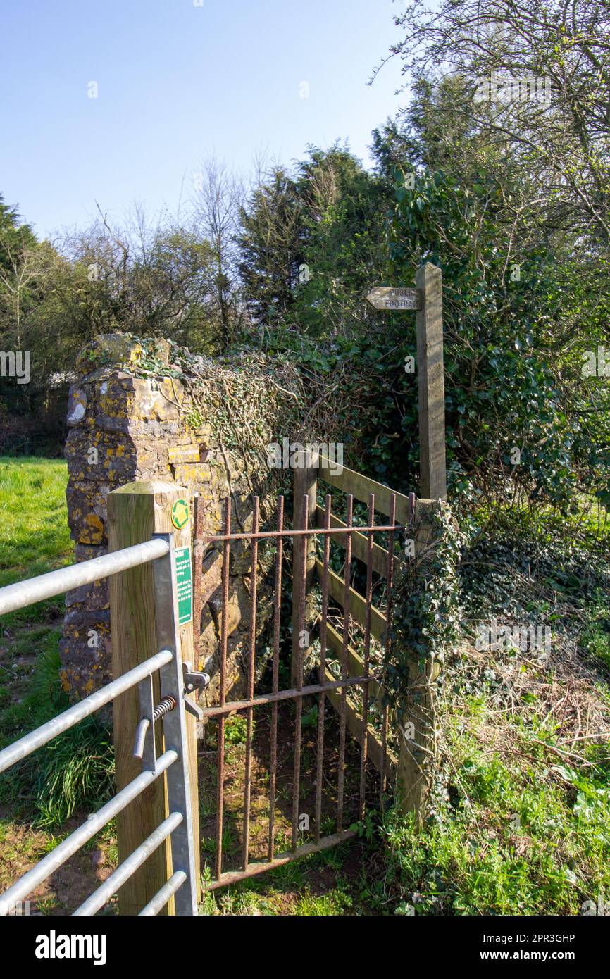 traditional kissing gate and farm gate along a footpath in Devon Stock ...