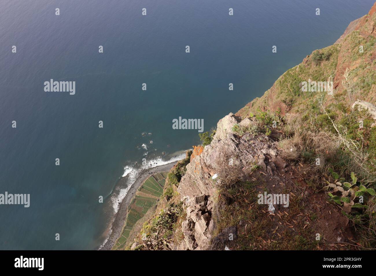 Cliffs water from above hi-res stock photography and images - Alamy