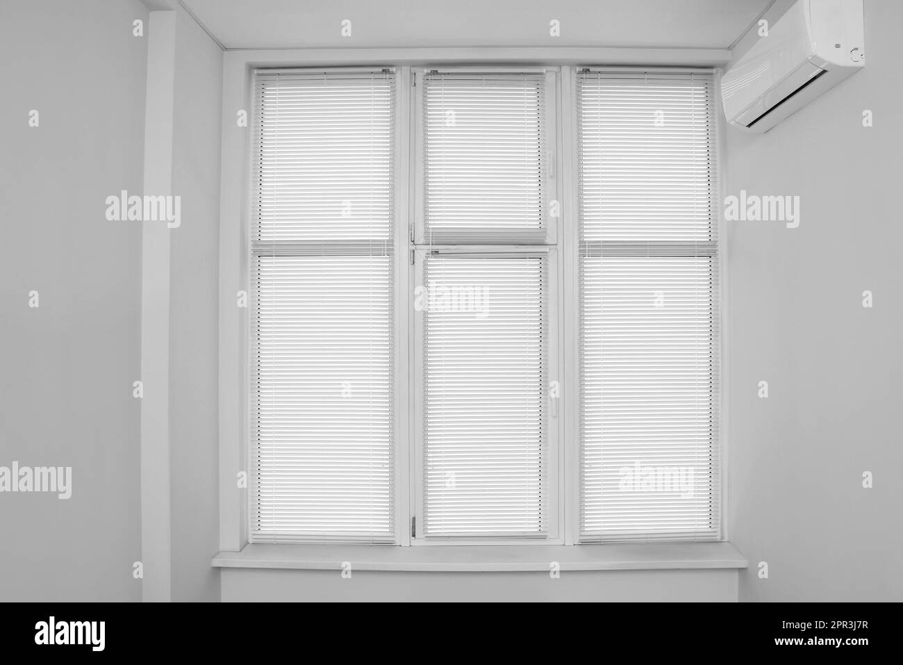 Horizontal lines in ceiling hi-res stock photography and images - Alamy