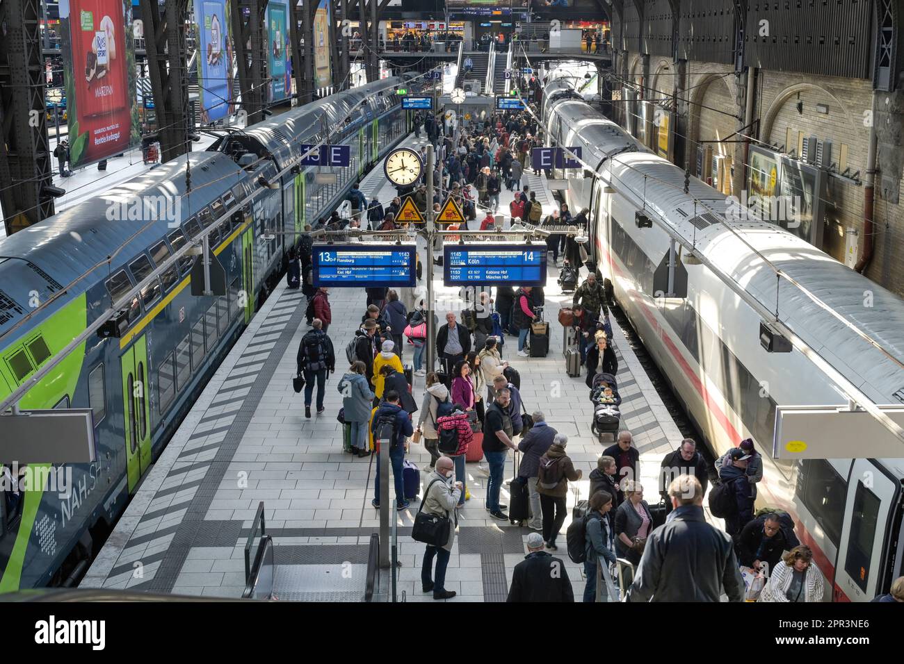 Züge, Passagiere, Bahnsteig, Bahnhofshalle, Hauptbahnhof, Hamburg ...