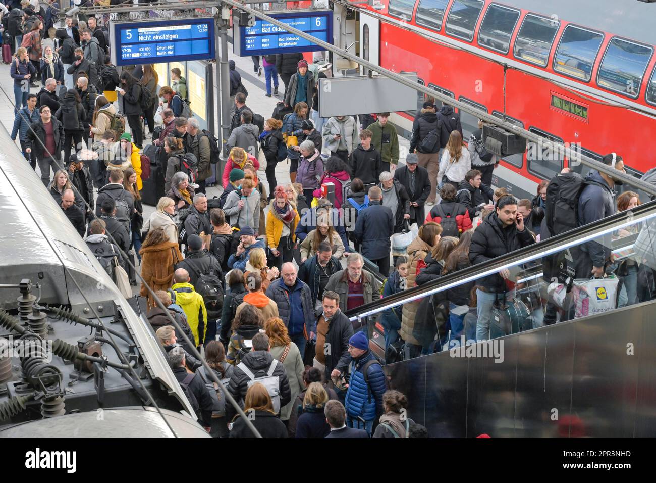 Züge, Passagiere, Bahnsteig, Bahnhofshalle, Hauptbahnhof, Hamburg ...