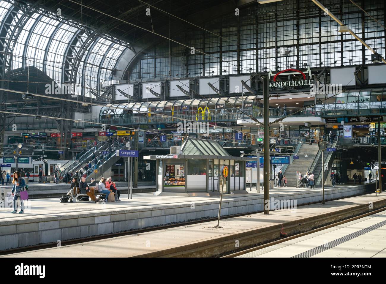 Leerer bahnsteig hi-res stock photography and images - Alamy