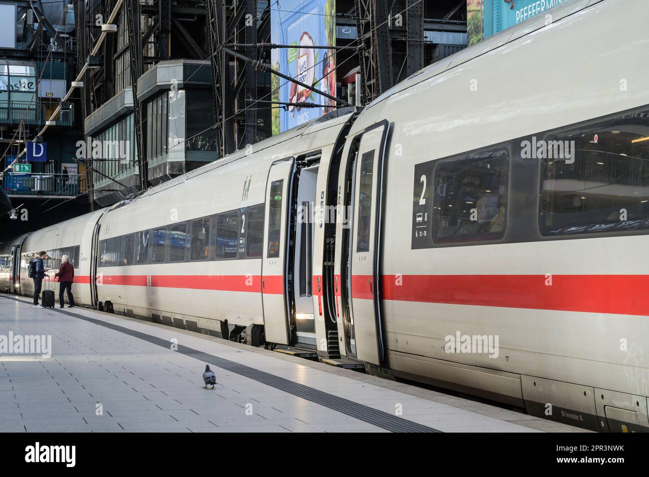 Züge, Passagiere, Bahnsteig, Bahnhofshalle, Hauptbahnhof, Hamburg ...