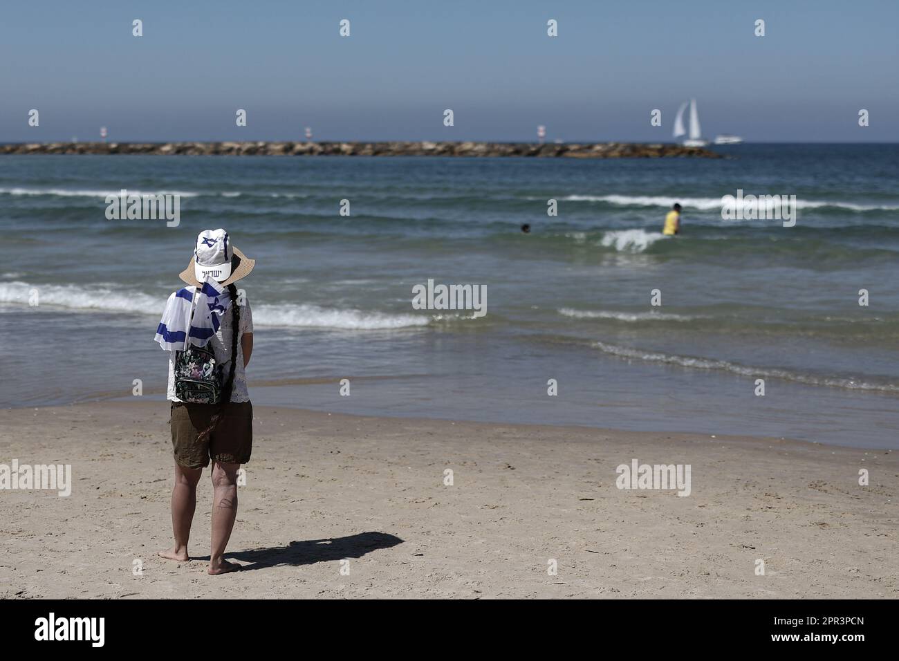 Tel Aviv, Israel. 26th Apr, 2023. An Israeli watches a celebratory ...