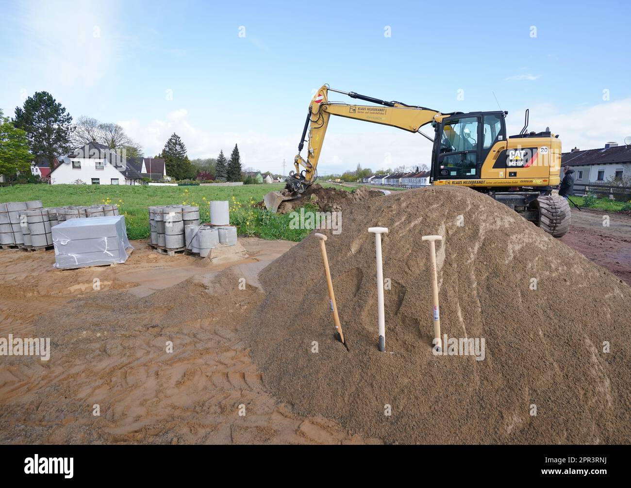 Hamburg, Germany. 26th Apr, 2023. Spades stand ready in a pile of sand ...
