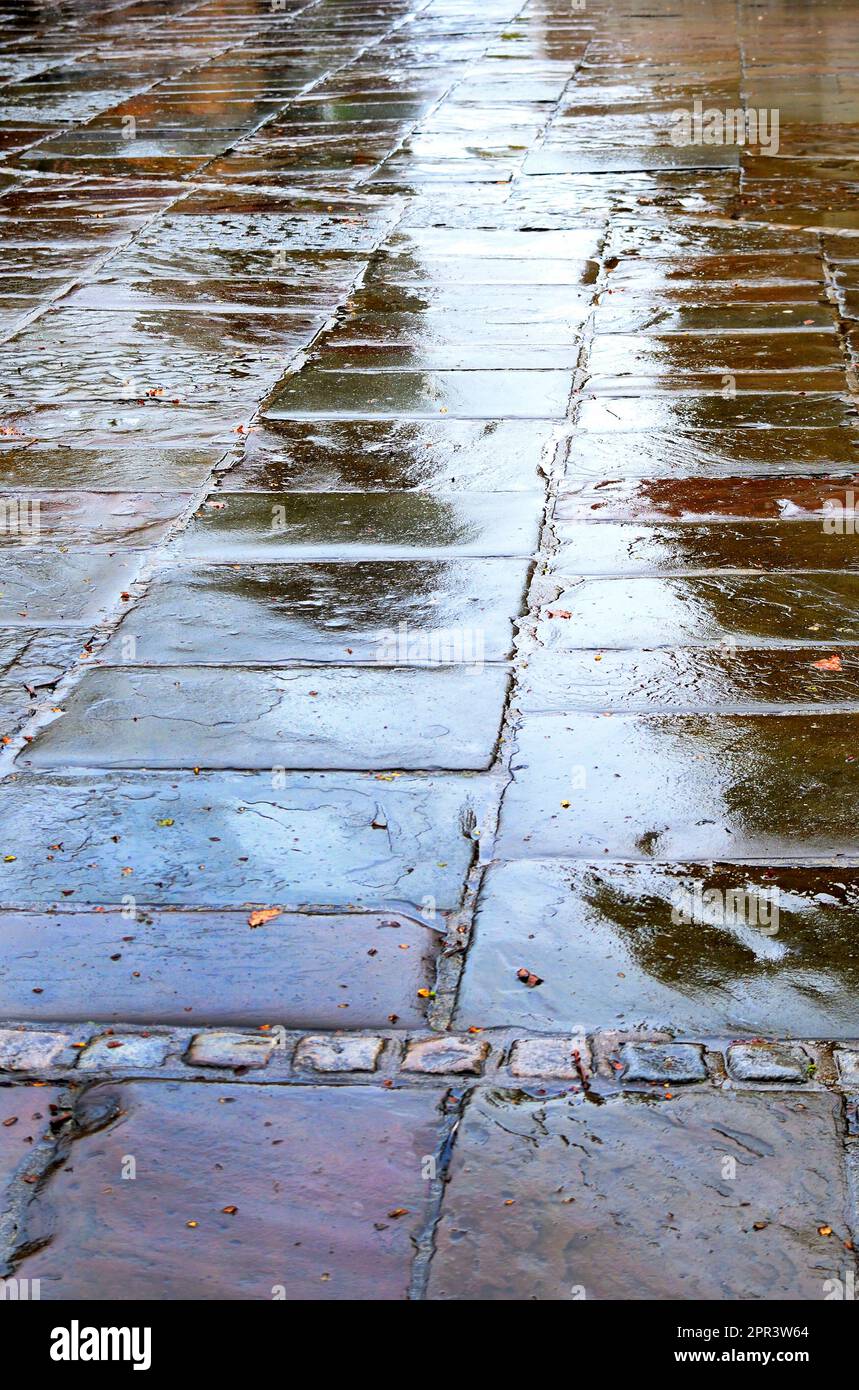 Wet streets hi-res stock photography and images - Alamy