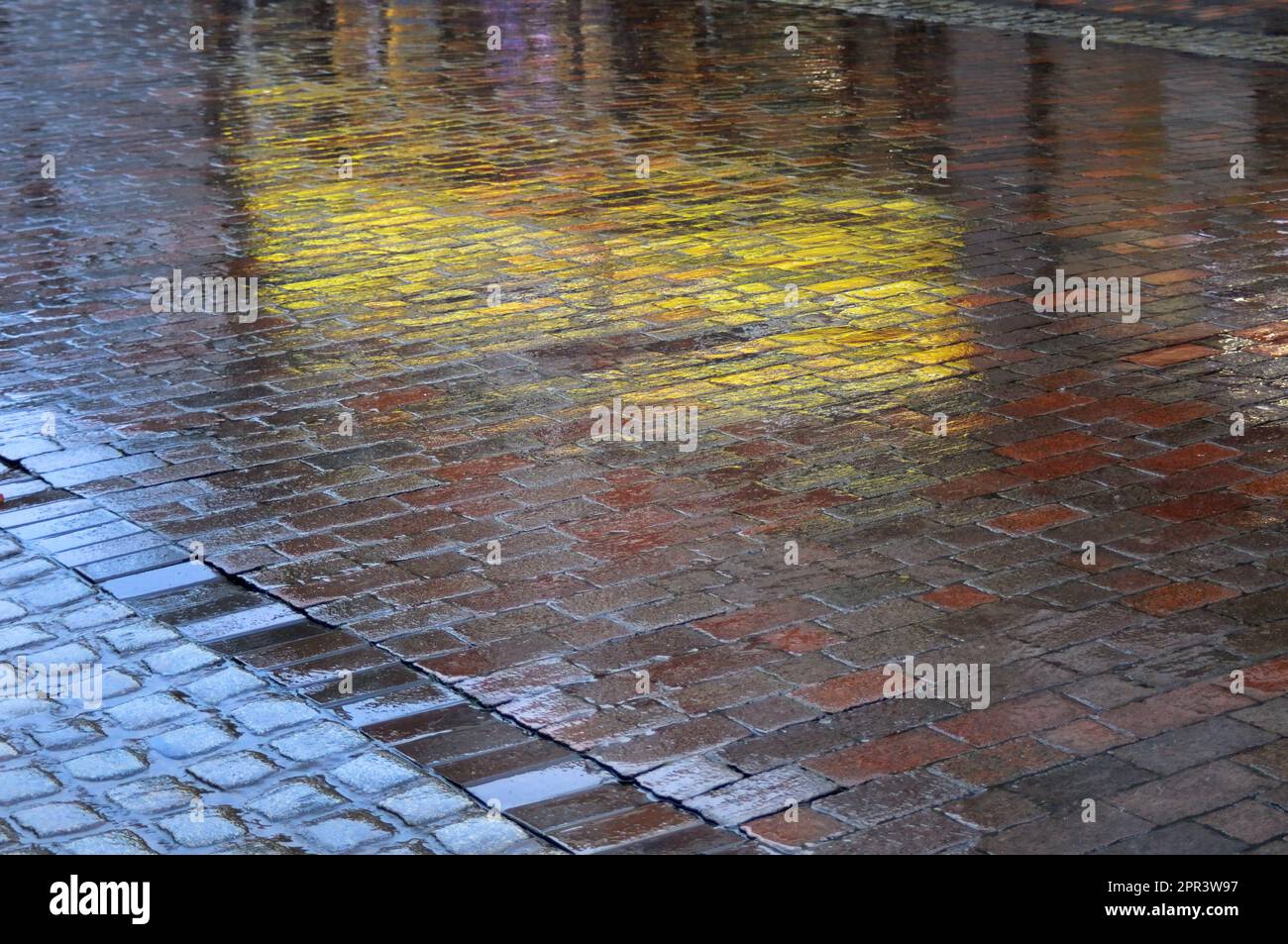 Wet road reflection hi-res stock photography and images - Alamy