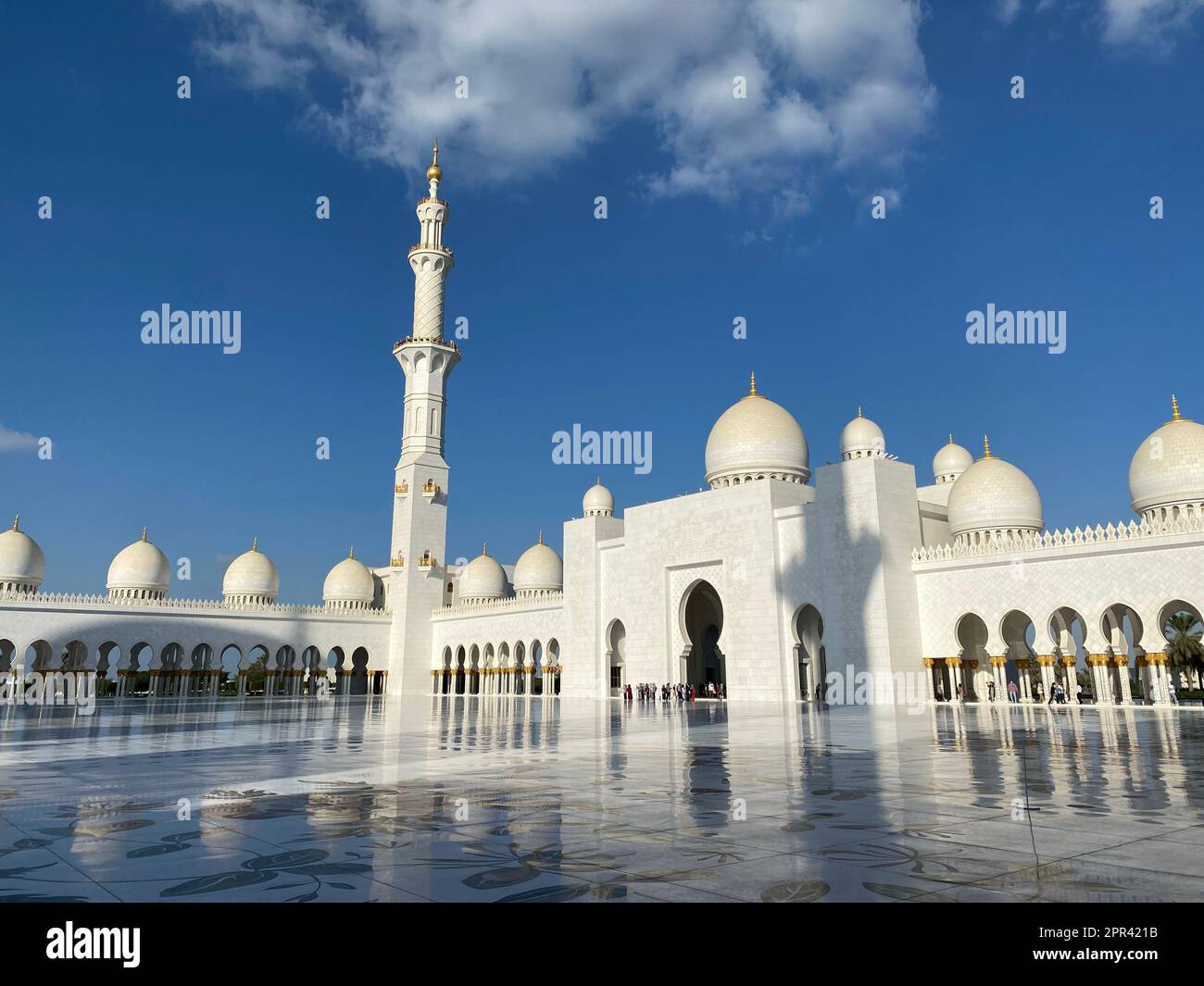 The majestic Sheikh Zayed Grand Mosque in all its glory against a ...