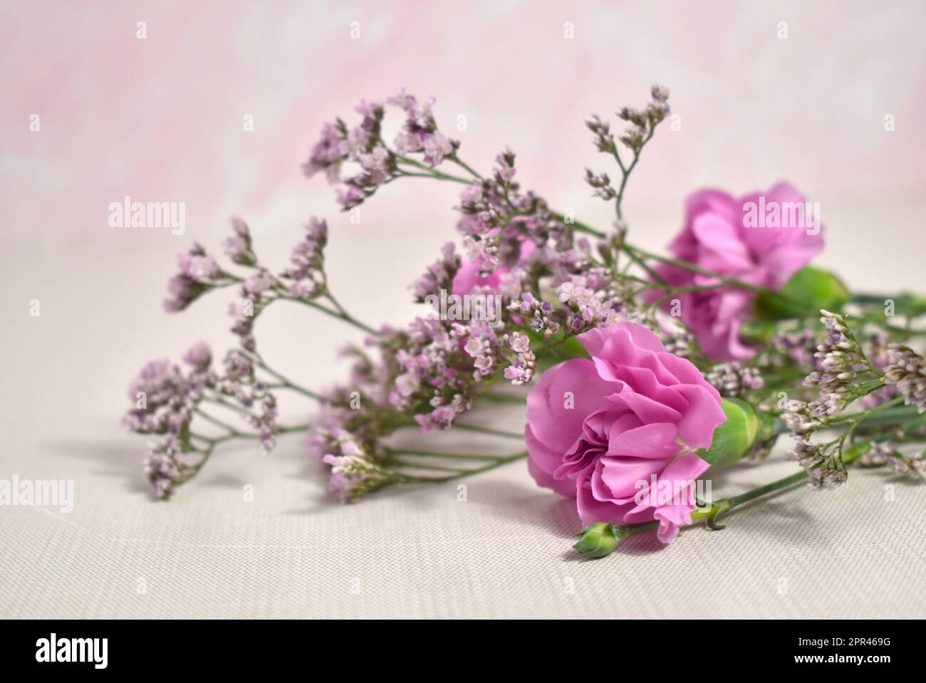 Small bushel of flowers hi-res stock photography and images - Alamy