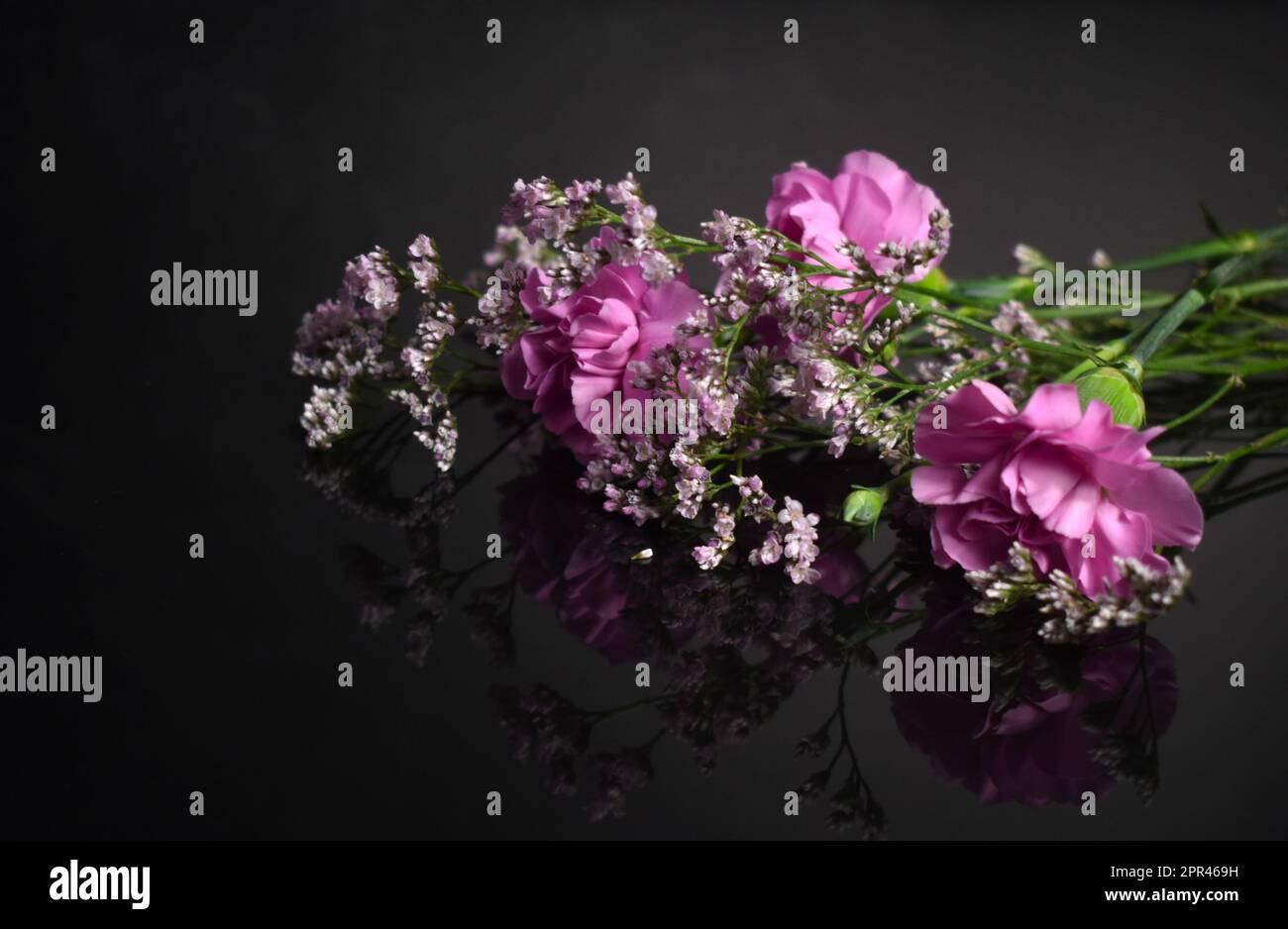 Small bushel of flowers hi-res stock photography and images - Alamy