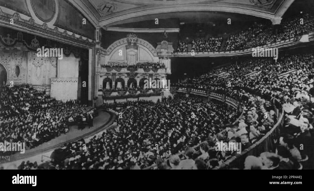 John McCormack in the 5000-seat New York Hippodrome c.1915–1916 Stock ...