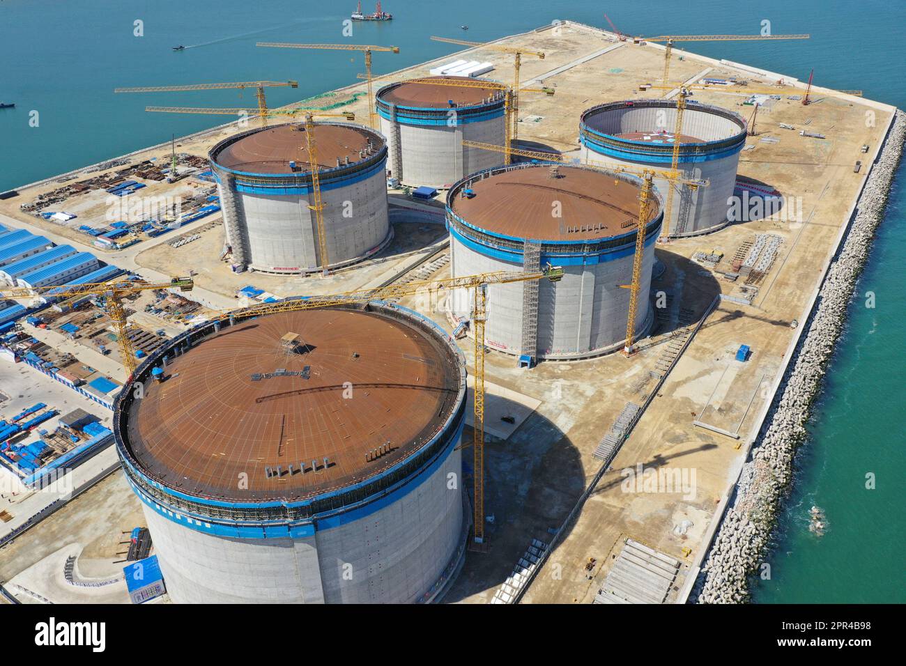 YANTAI, CHINA - APRIL 26, 2023 - An LNG tank is hoisted at the ...