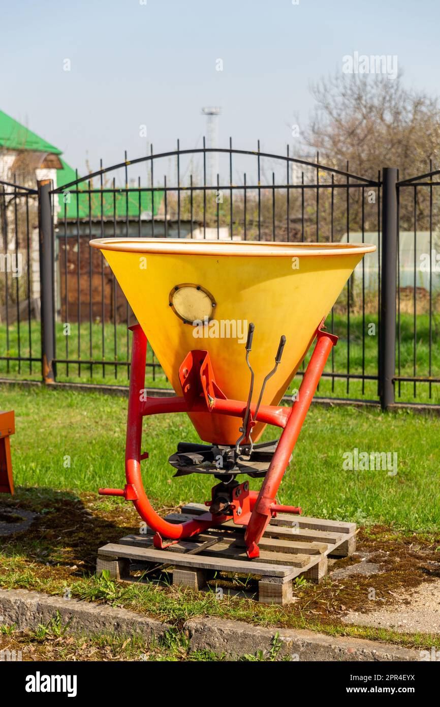 Spreader of bulk and granular fertilizers for tractors with three-point ...