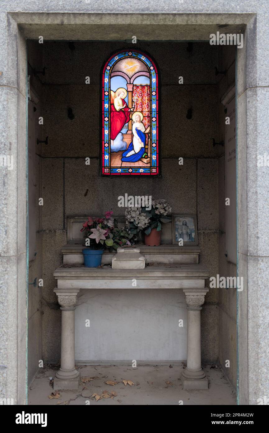 Vitrail dans un mausolée au cimetère du Père Lachaise, Paris France ...