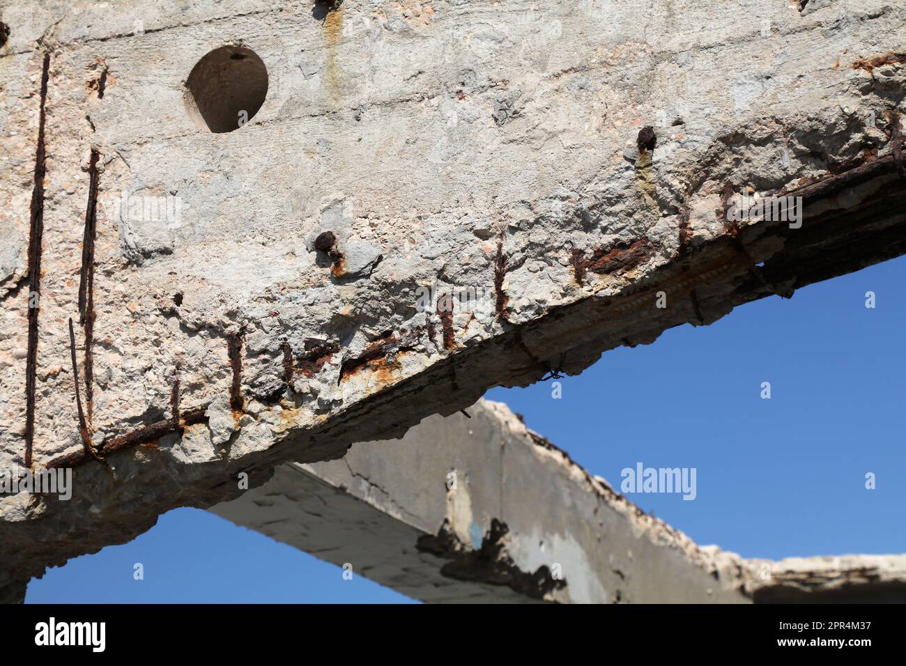 Spalling damage in reinforced concrete in seaside humid weather and ...